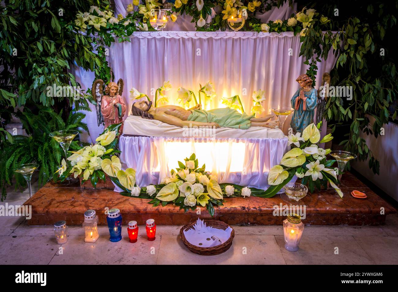 Jesus Christ lying dead in symbolic grave Stock Photo - Alamy