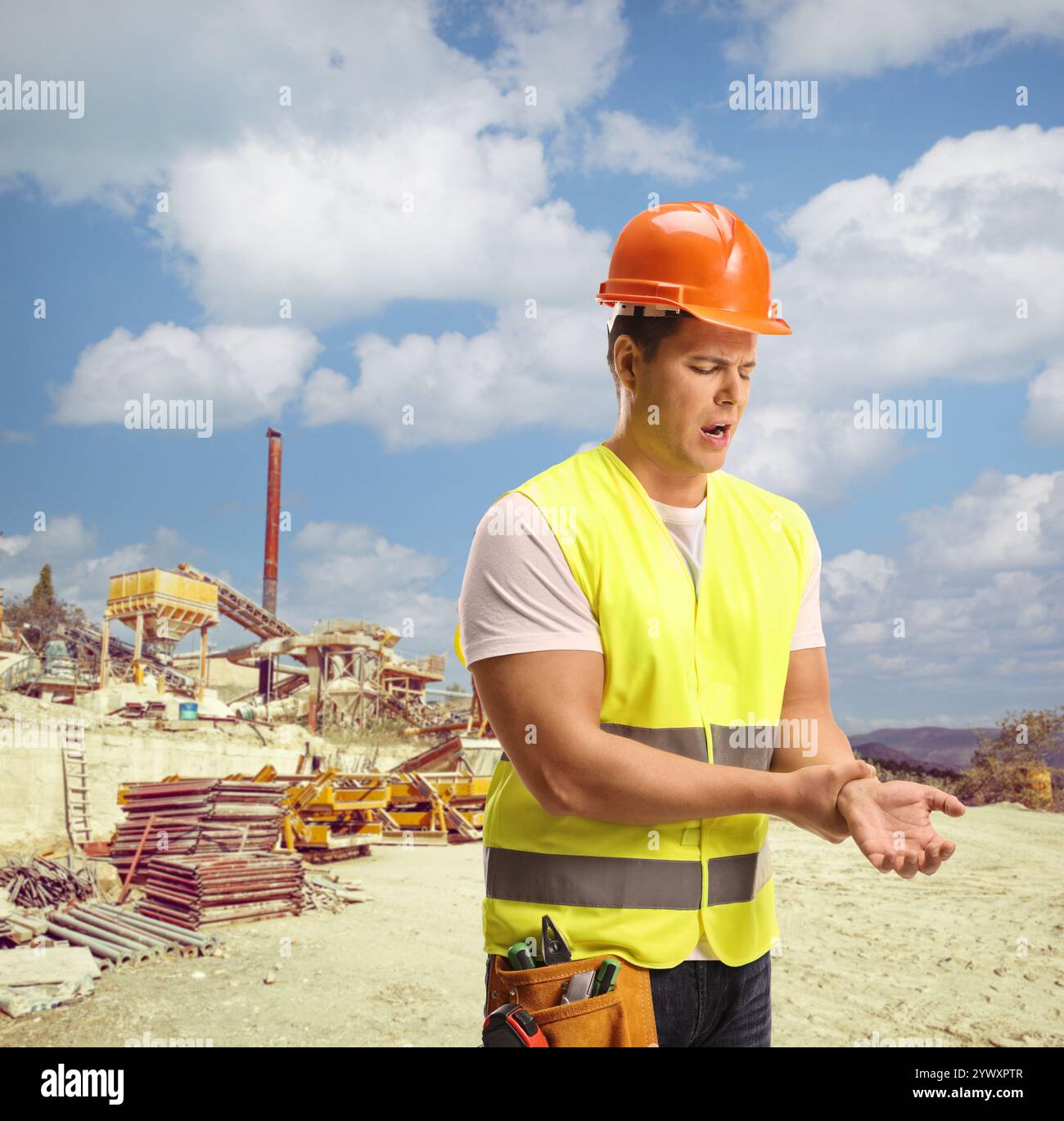 Builder with hand injury at a construction site Stock Photo - Alamy