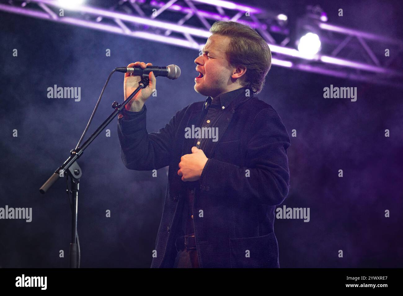Black midi frontman hi-res stock photography and images - Alamy