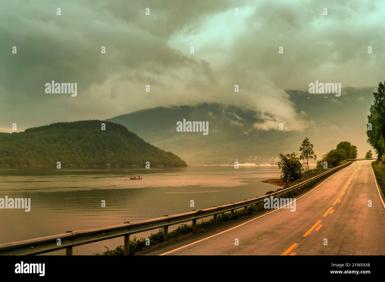 Europastrasse e6 zwischen straumen und jernbanetunnel hi-res stock ...