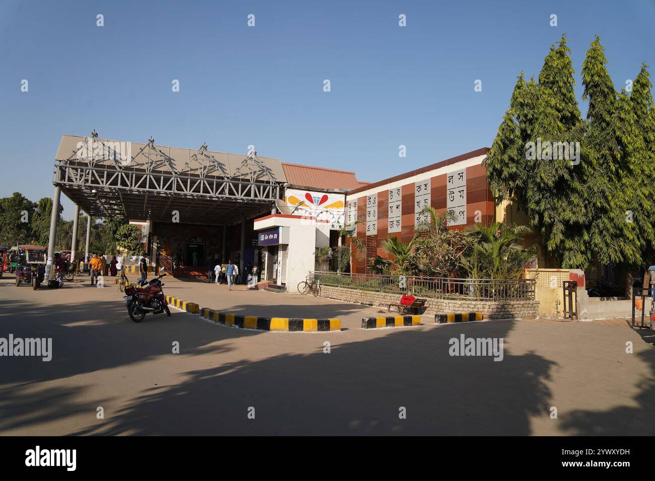 Bolpur Shantiniketan railway station (Code: BHP) entrance ...