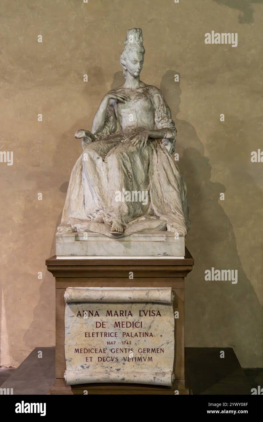Marble statue of Anna Maria Louisa de' Medici in the Palazzo Vecchio in ...