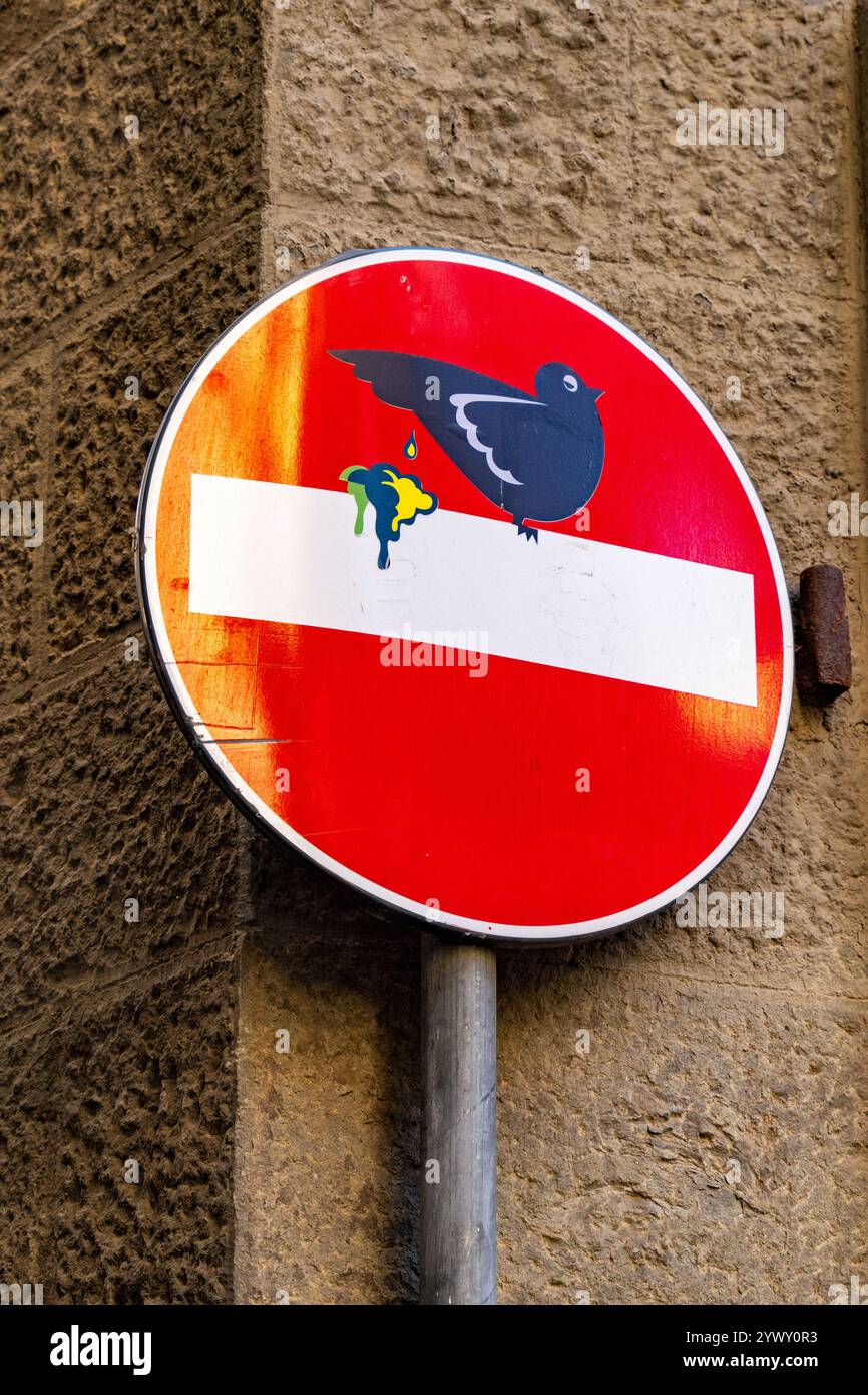 Pigeon pooping hi-res stock photography and images - Alamy