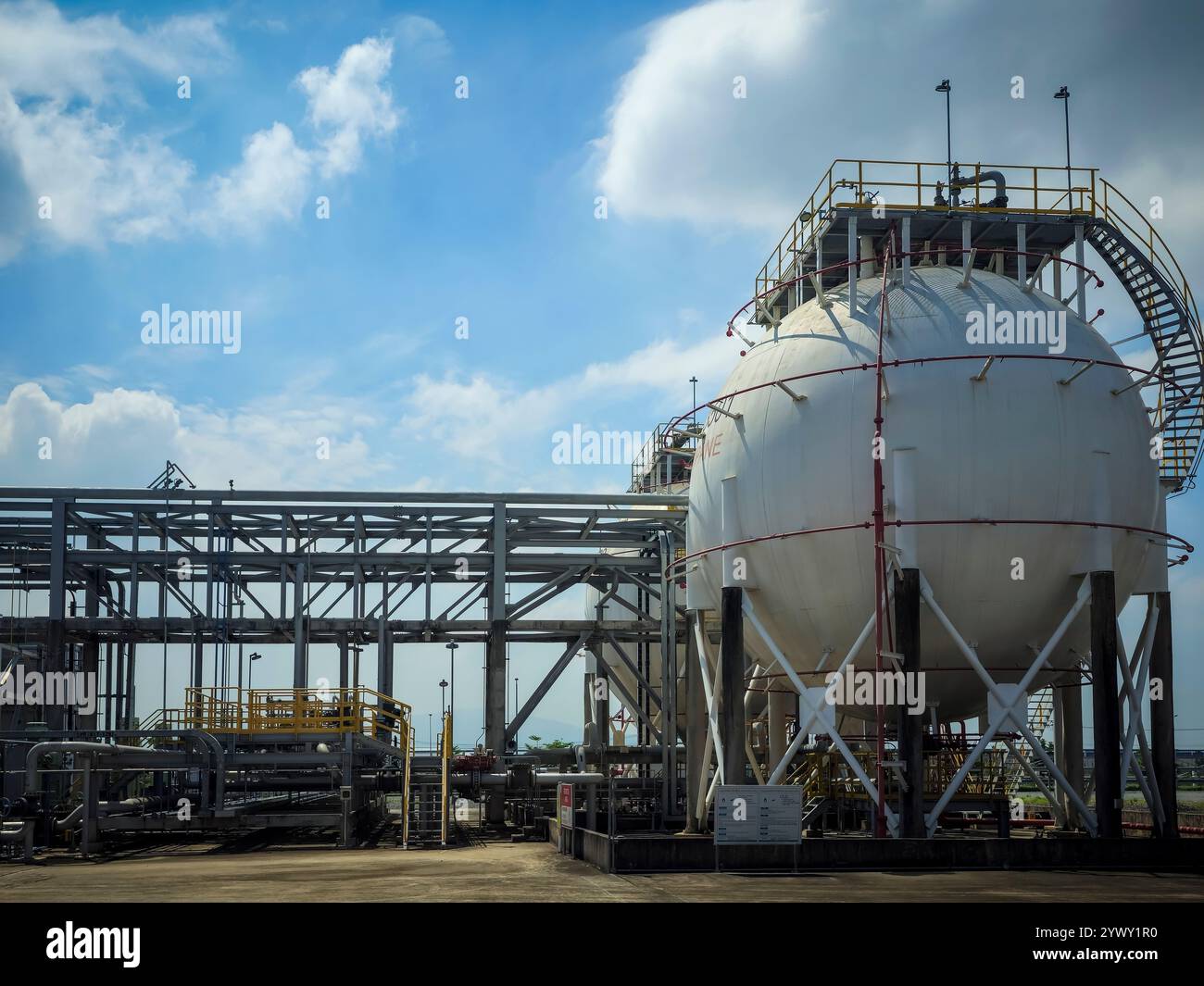 Industrial area pipes tank hi-res stock photography and images - Alamy