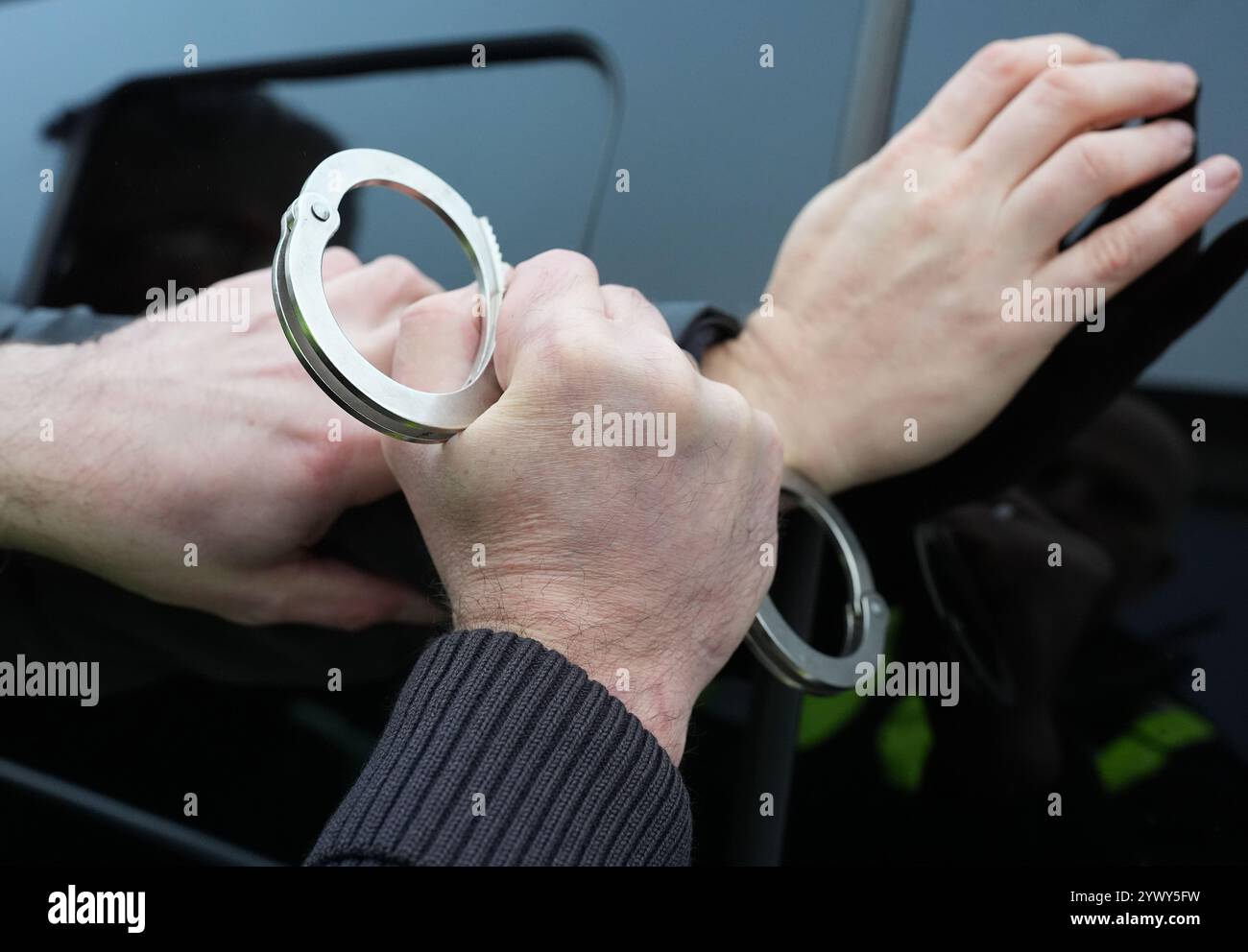 Kiel, Germany. 11th Dec, 2024. ILLUSTRATION - A police officer ...