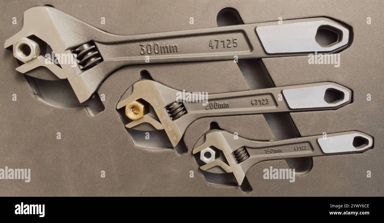 Different sized spanners hi-res stock photography and images - Alamy