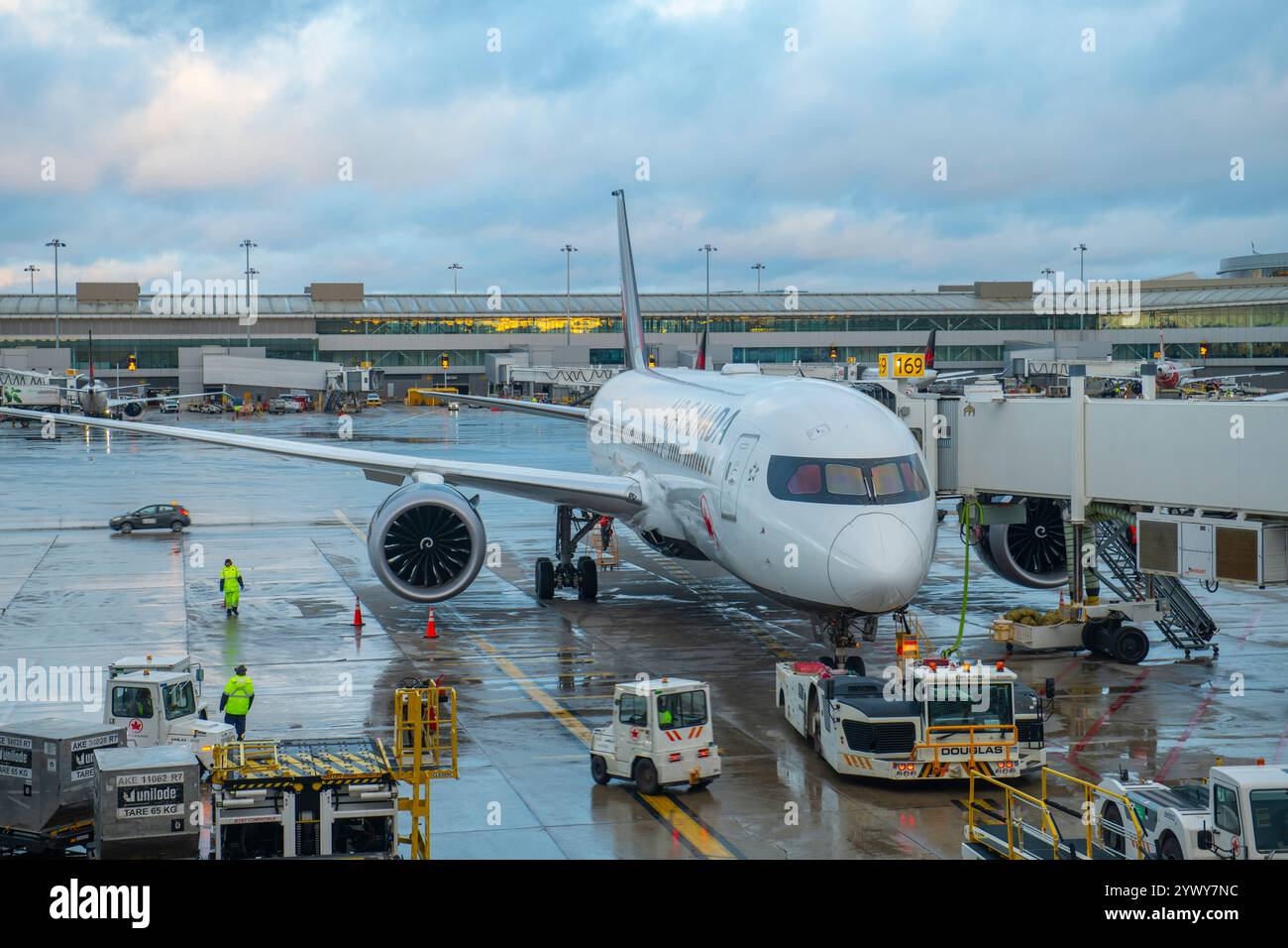 Air Canada Boeing 787-9 Dreamliner C-FVND at Toronto Pearson ...