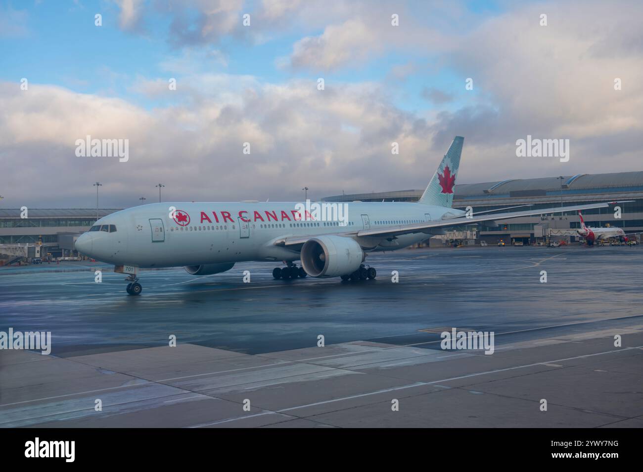 Air Canada Boeing 777-233LR C-FIUA at Toronto Pearson International ...