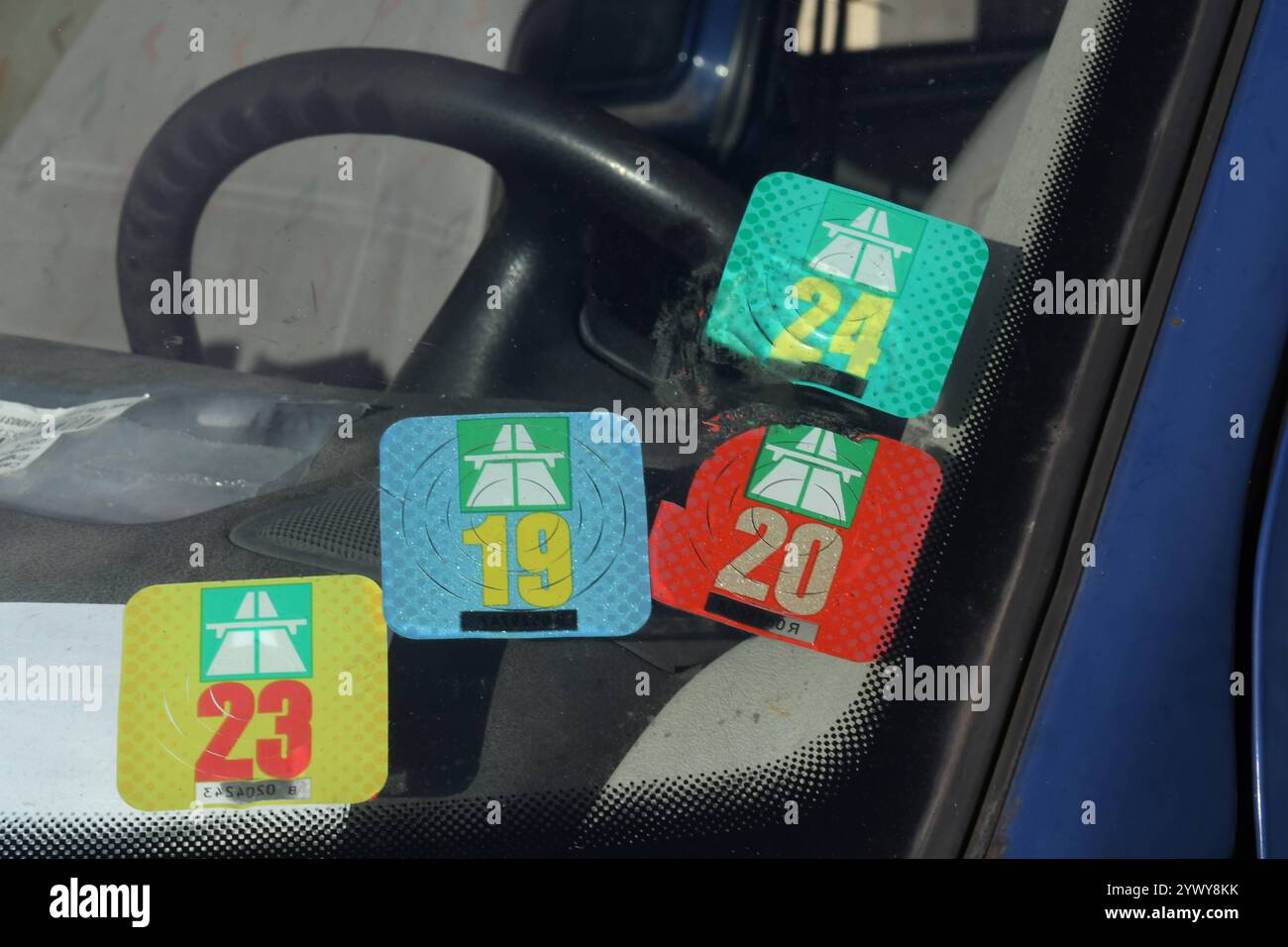 Schweizer Autobahnvignetten kleben an der Windschutzscheiben in einem ...