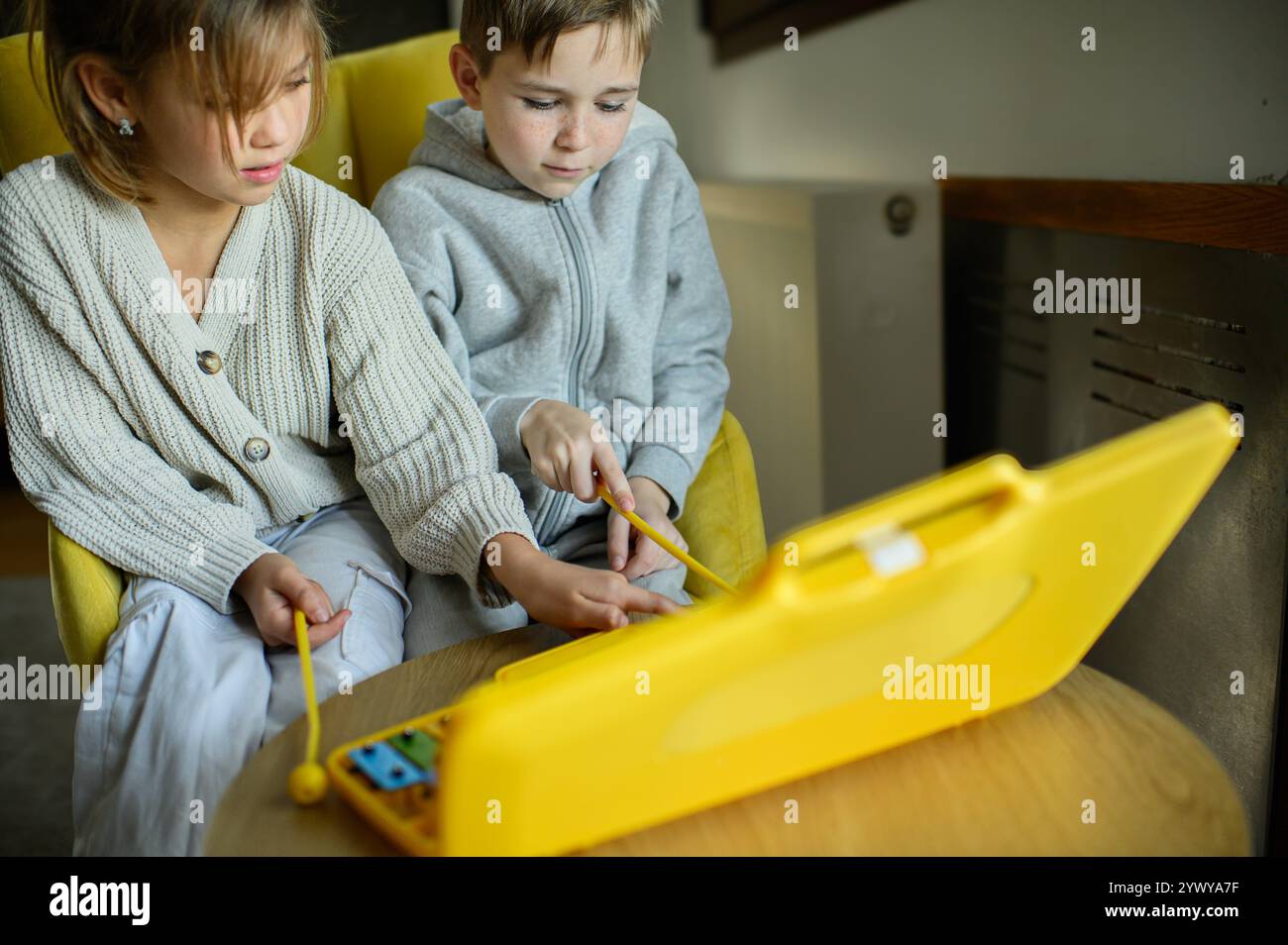 Kids play musical instruments hi-res stock photography and images - Alamy