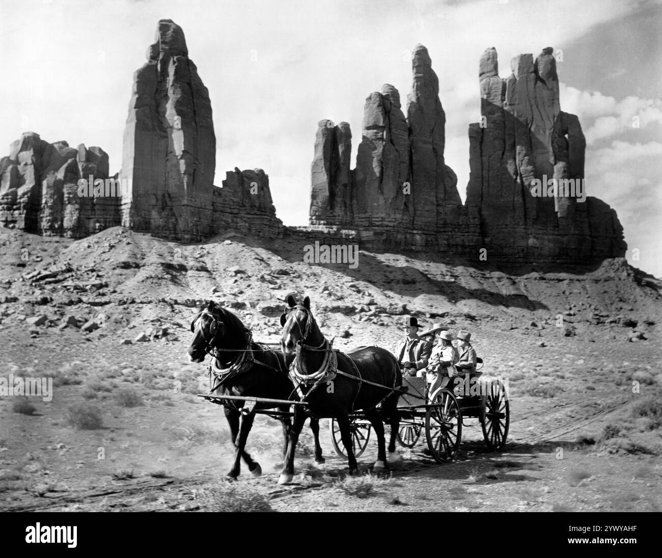 George Peppard, Carolyn Jones (holding young girl on lap), on-set of ...