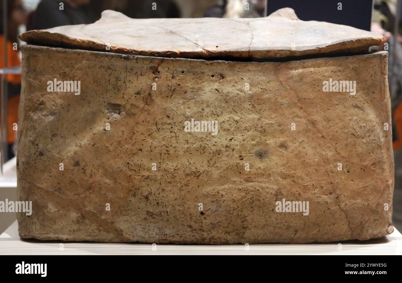 Rectangular coffin with lid. Baked clay. Protodynastic-Early Dynastic ...