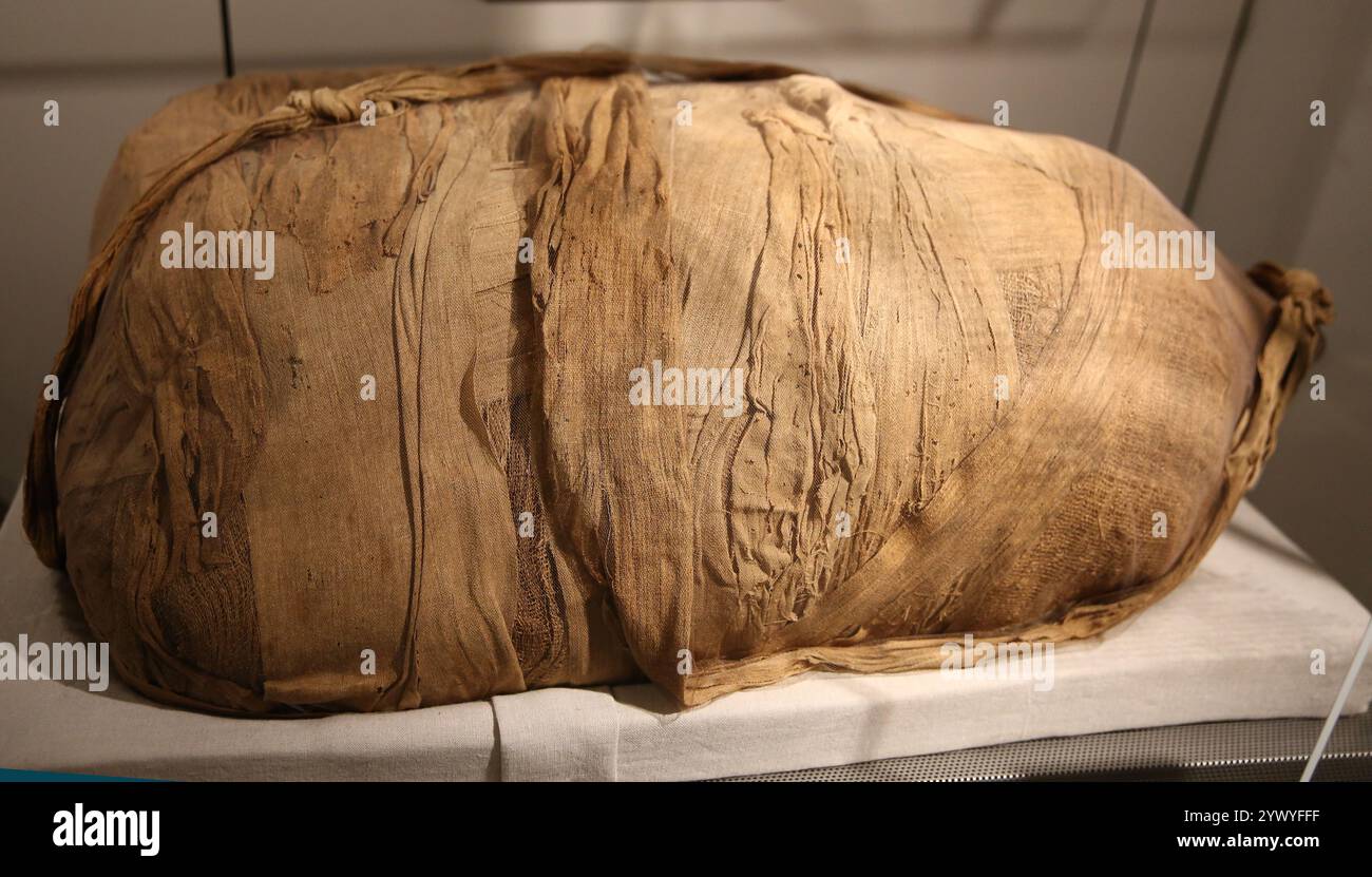 Practice of mummifying hi-res stock photography and images - Alamy