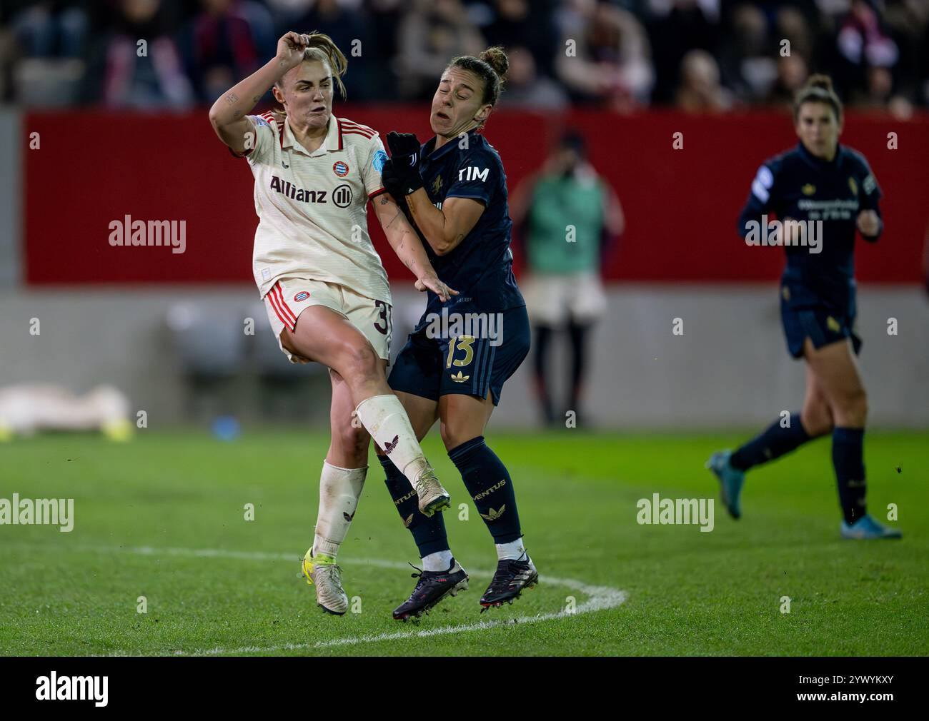 Kampf um den Ball / Zweikampf zwischen Georgia Stanway (FC Bayern ...