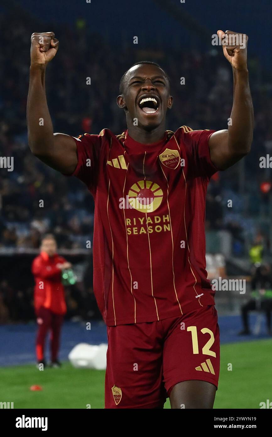 Saud Abdulhamid of A.S. Roma celebrates after scoring the goal to make ...