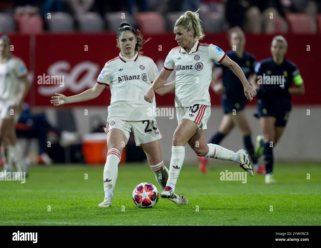 Sarah Zadrazil (FC Bayern Muenchen Frauen, #25) und Linda Dallmann (FC ...