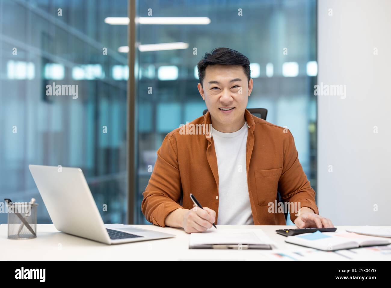 Businessman writing notes using hi-res stock photography and images - Alamy
