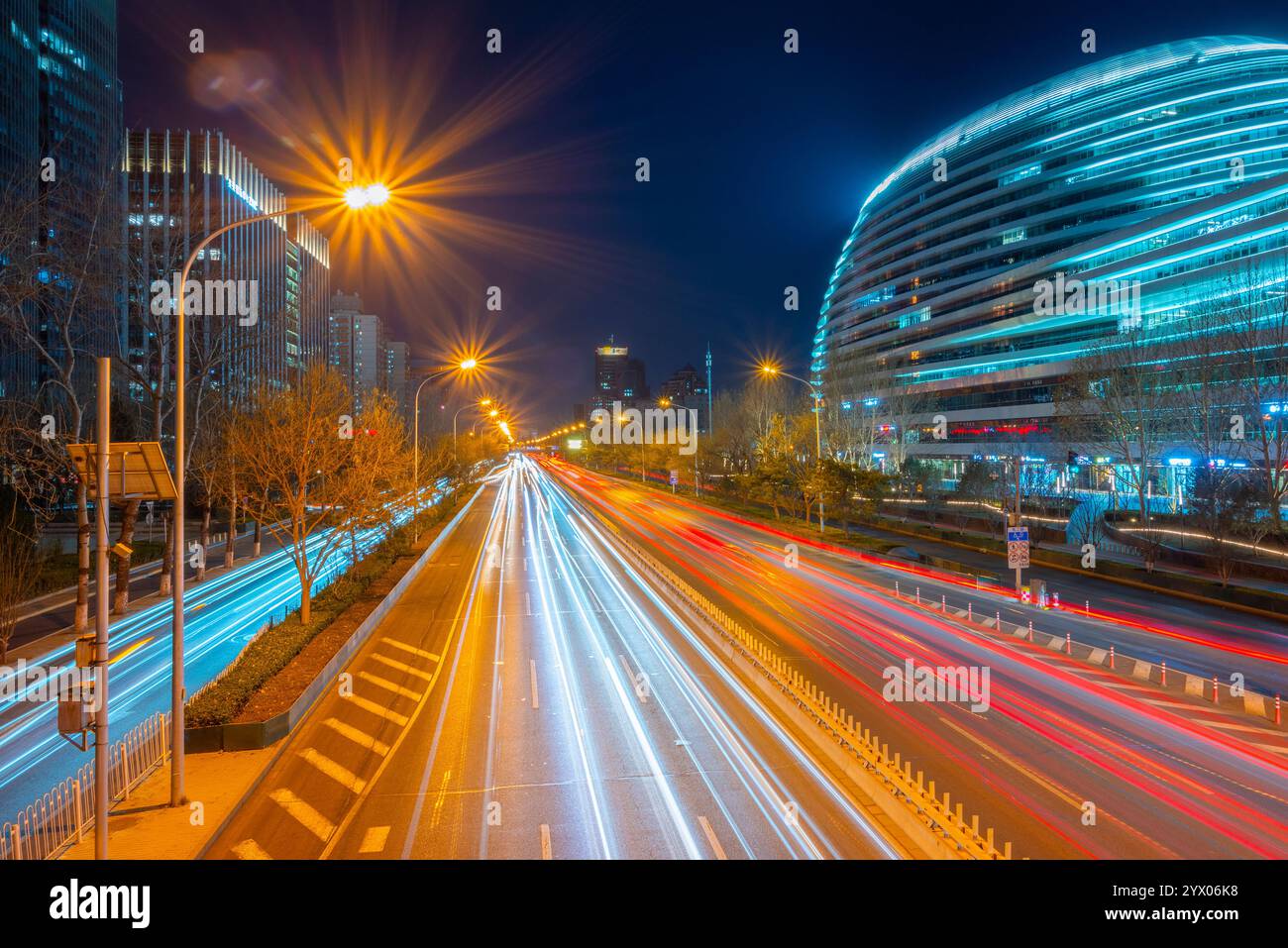 Moving light trails modern hi-res stock photography and images - Alamy