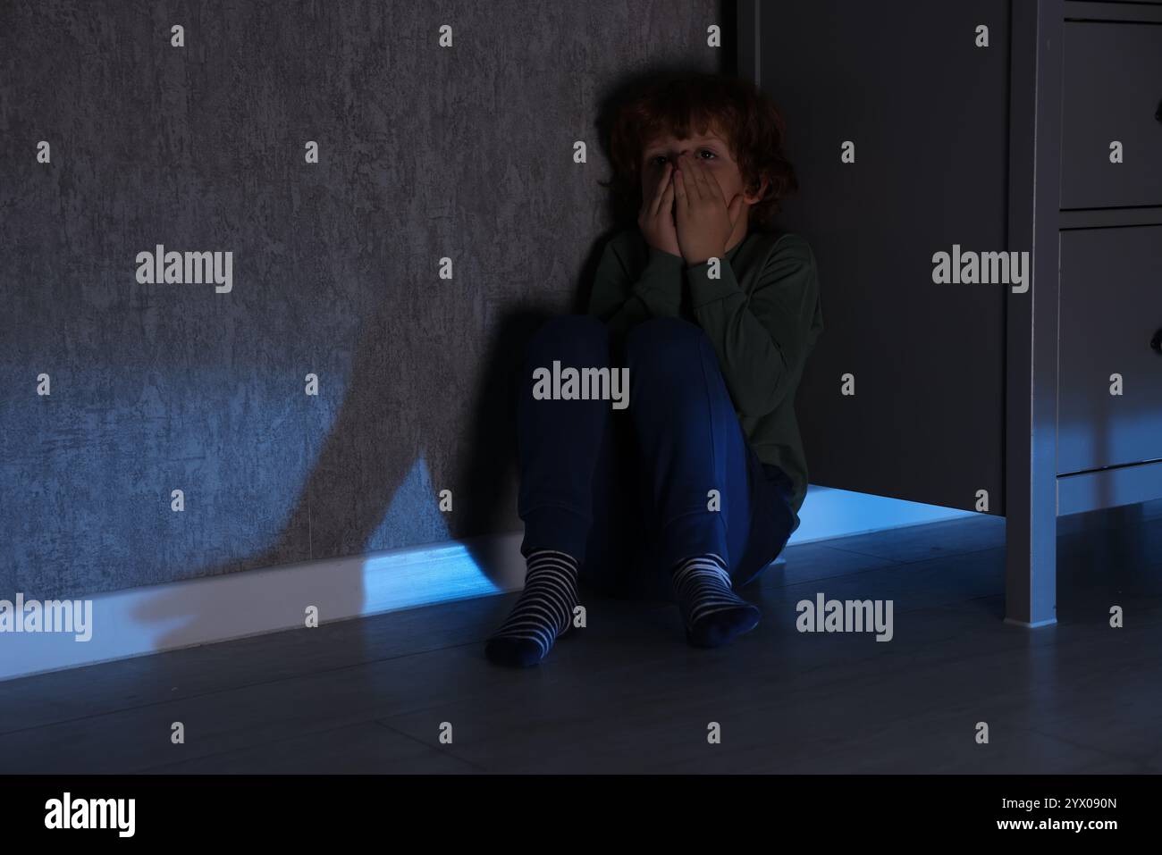Boy hiding behind wall hi-res stock photography and images - Alamy
