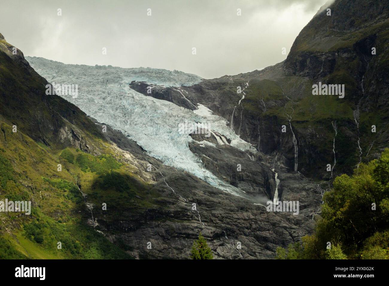 Icy mountain river valley norway hi-res stock photography and images ...