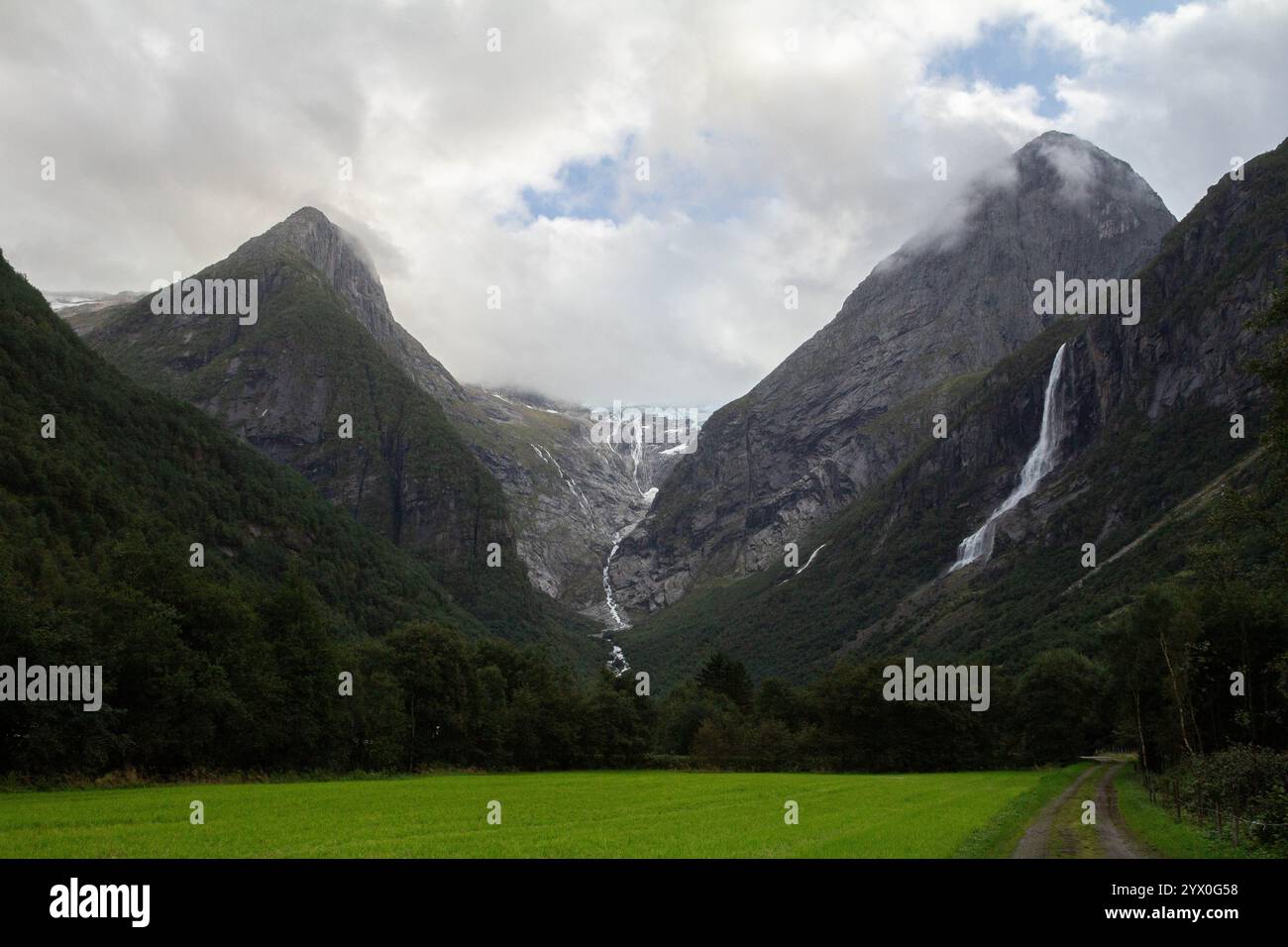 Icy mountain river valley norway hi-res stock photography and images ...
