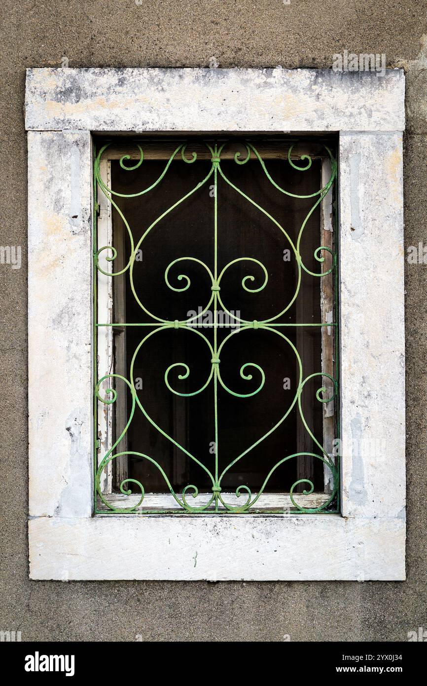 Black metal frame windows hi-res stock photography and images - Alamy