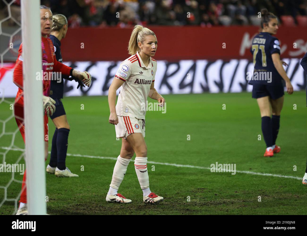 Linda dallmann fc bayern munchen im gegnerischen strafraum hi-res stock ...