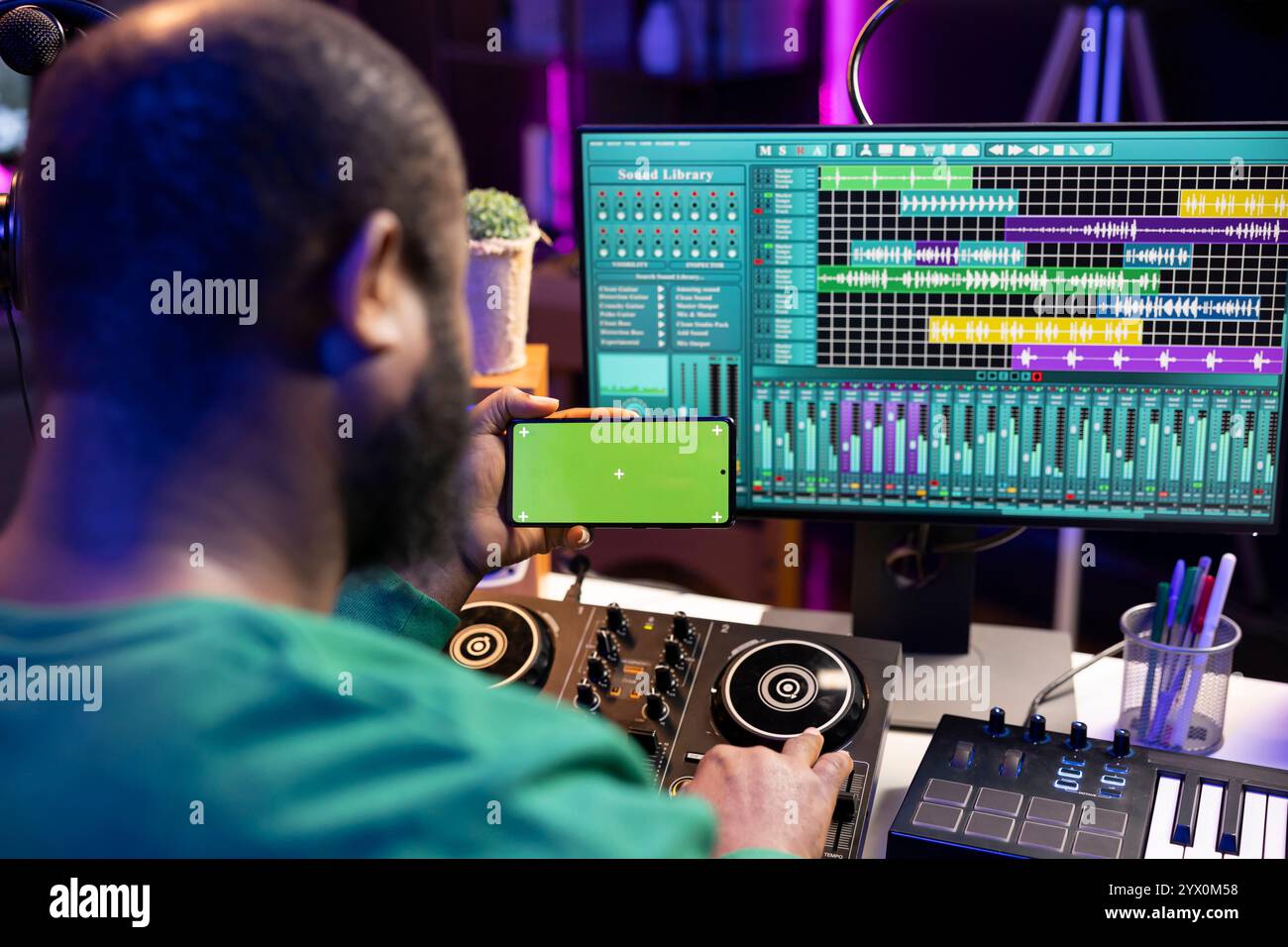 Greenscreen editing hi-res stock photography and images - Alamy