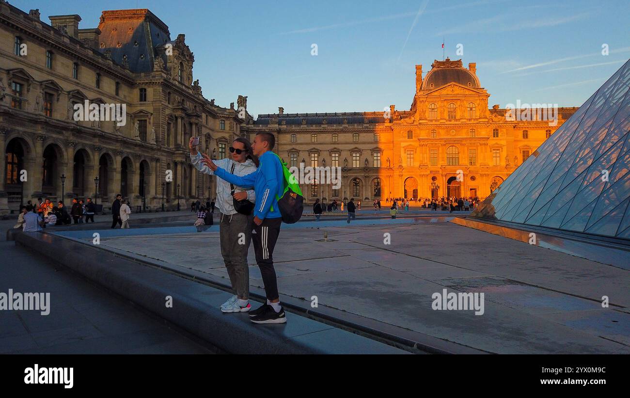 FRANCE. PARIS (75) THE LOUVRE MUSEUM WITH THE SULLY PAVILION AND THE ...