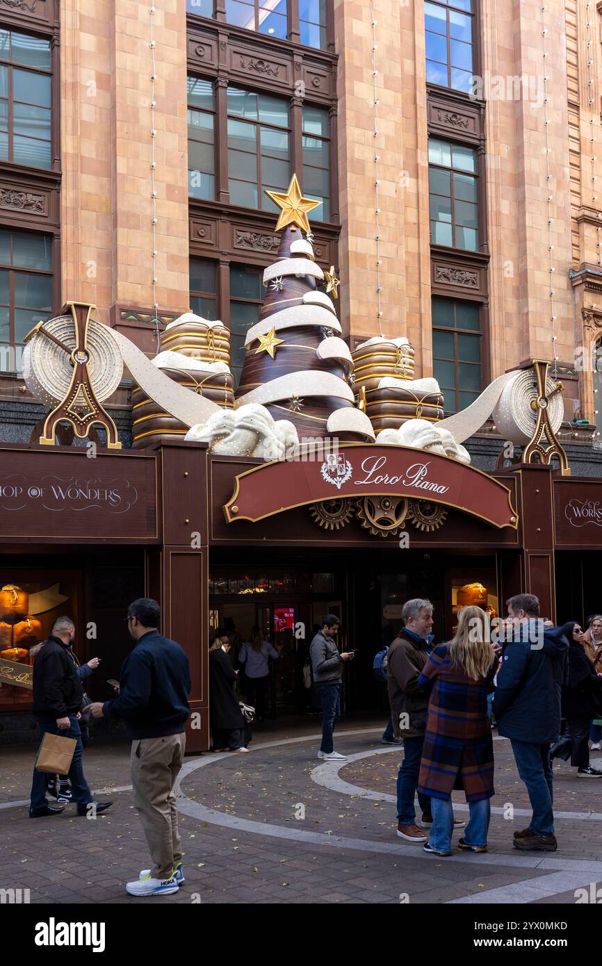 London, UK – November 28, 2024. The facade of Harrods adorned with ...
