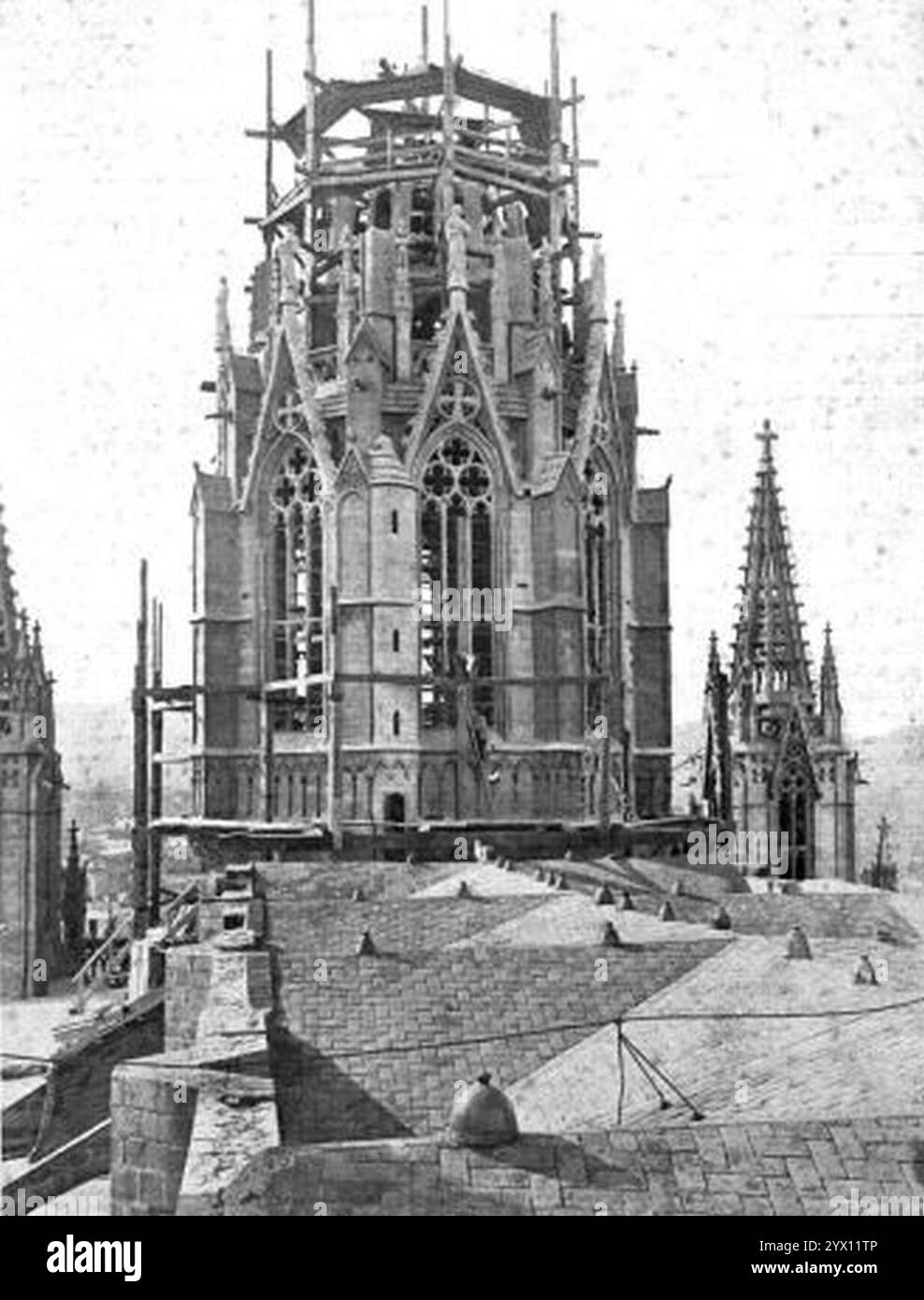 Construcció del cimbori de la Catedral de Barcelona - 1910 Stock Photo ...