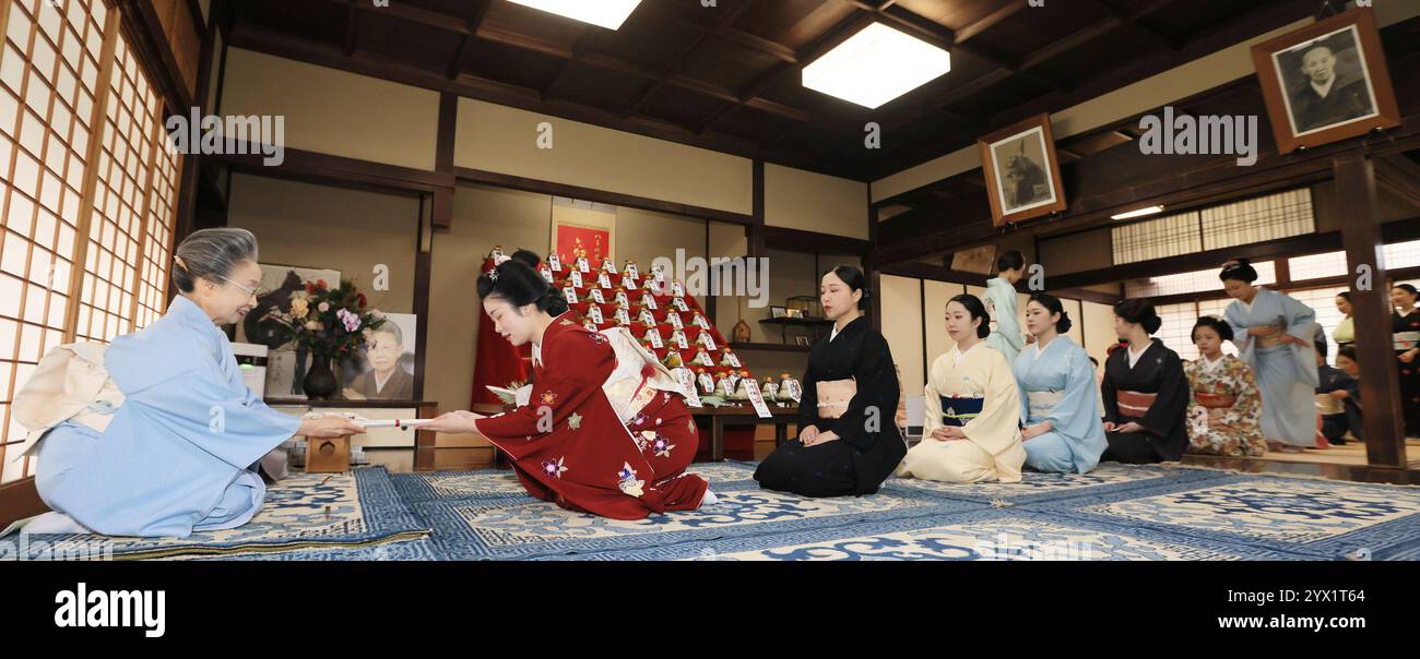 Maiko and Geiko call on their dance teacher Yachiyo Inoue（L）to offer ...