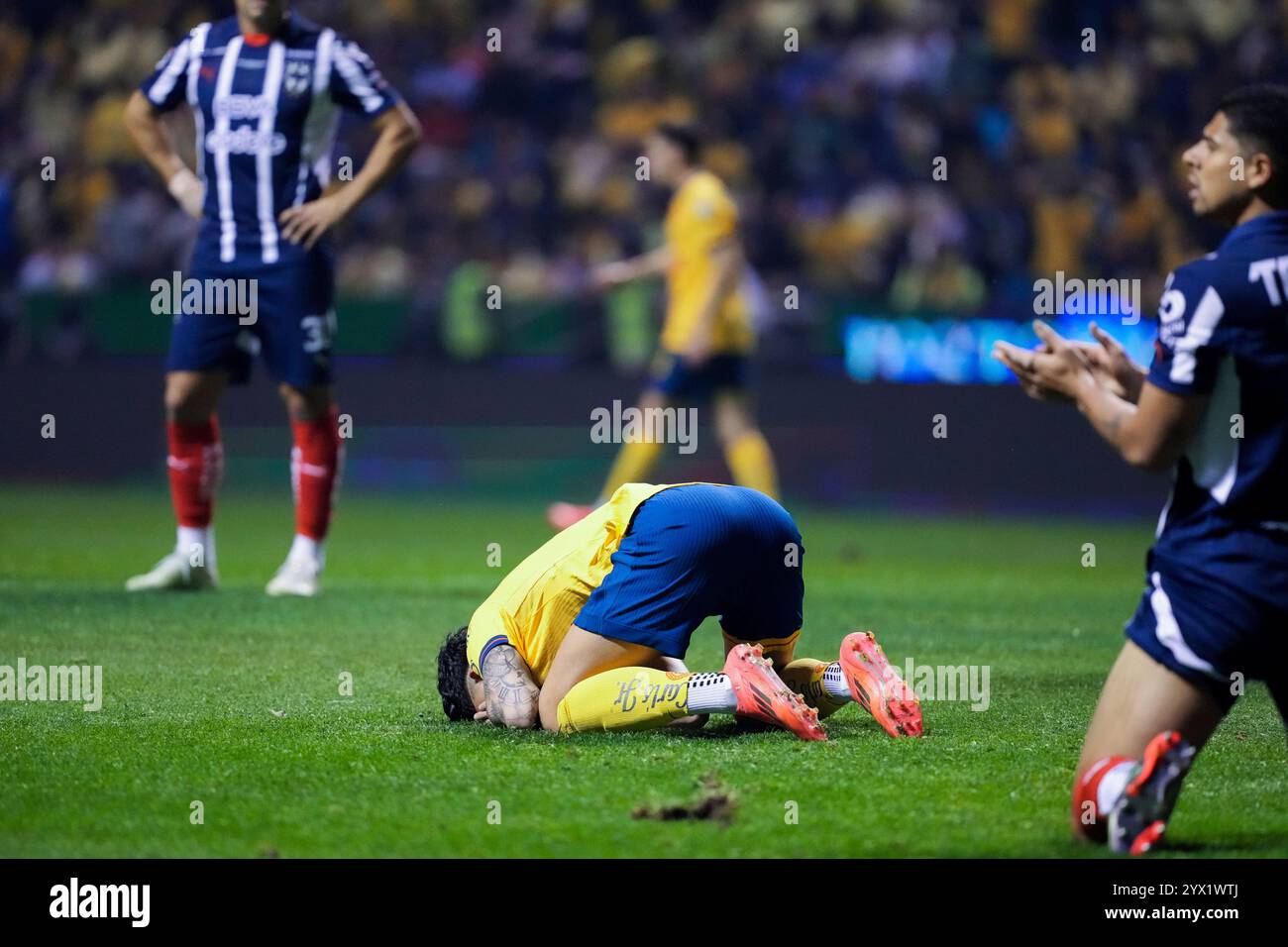 America's Kevin Álvarez, center, reacts after missing a chance to score ...