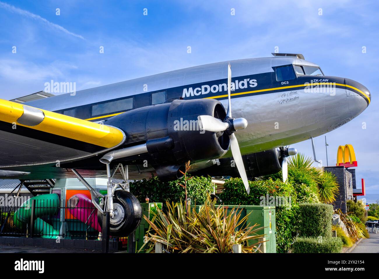 Mcdonalds exterior hi-res stock photography and images - Alamy