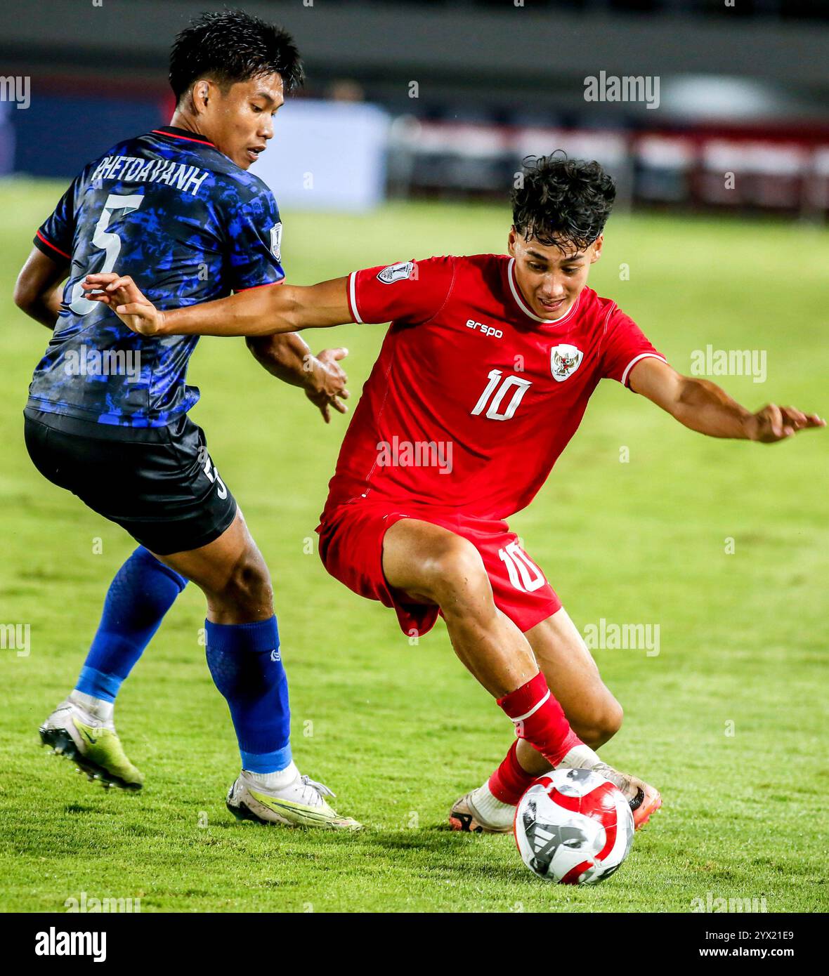 Surakarta, Indonesia. 12th Dec, 2024. Rafael William Struick (R) of Indonesia vies with ...
