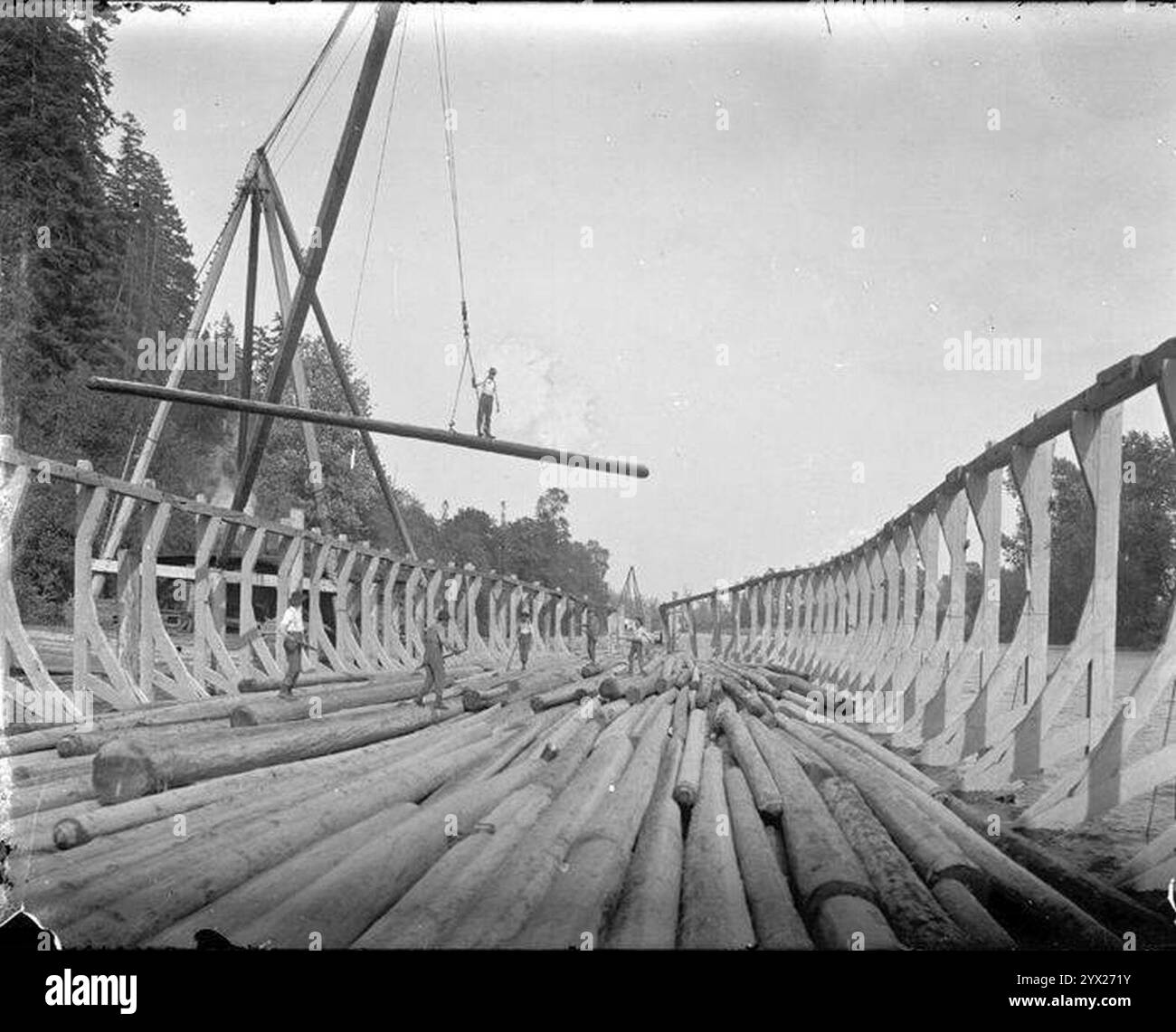 Crew arranging logs inside cradle, Columbia River near Stella ...