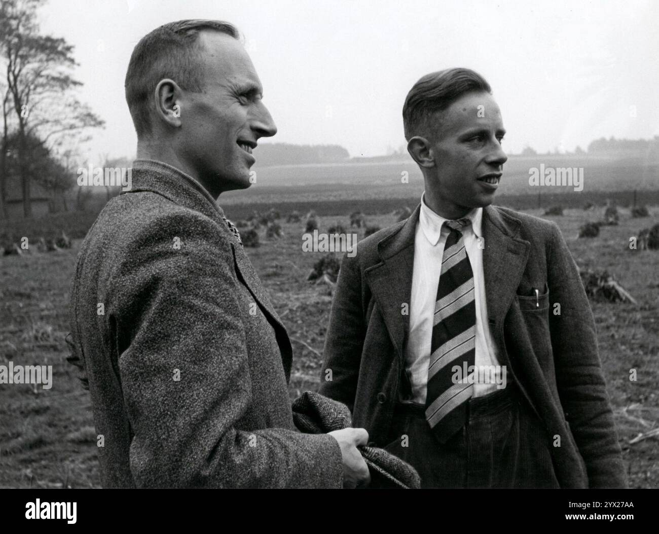 Crisis, werkloosheid Twee jongemannen op de hei die ontgonnen wordt ...