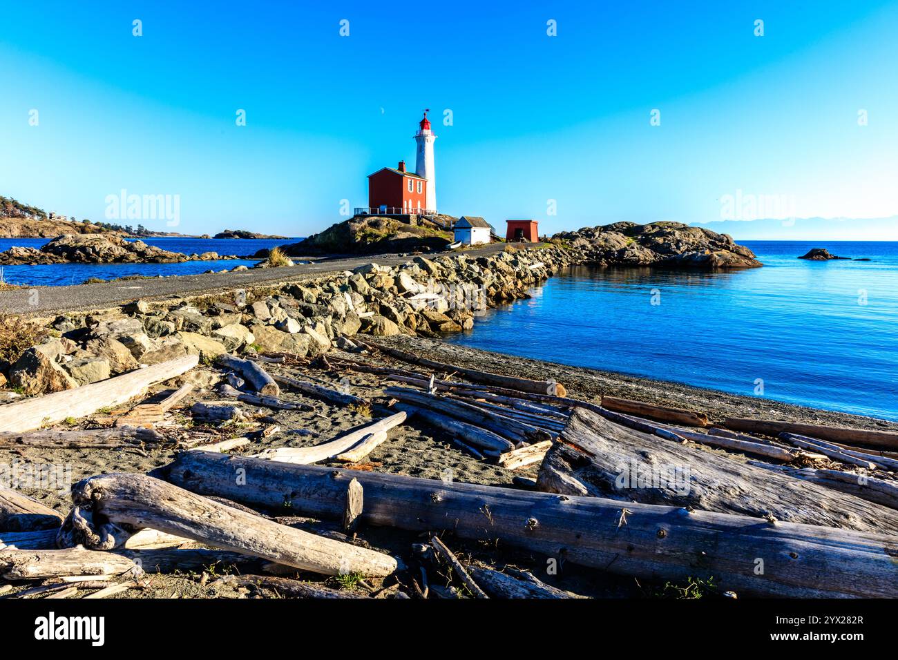 Lighthouse on rocky shore water hi-res stock photography and images - Alamy