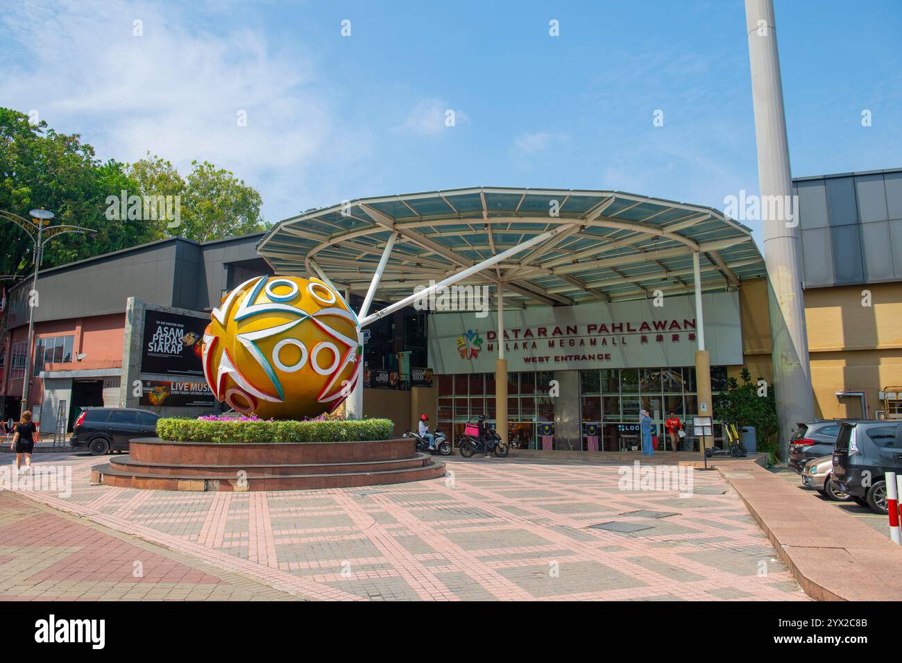 Dataran Pahlawan Melaka Megamall on Jalan Merdeka Street in historic ...