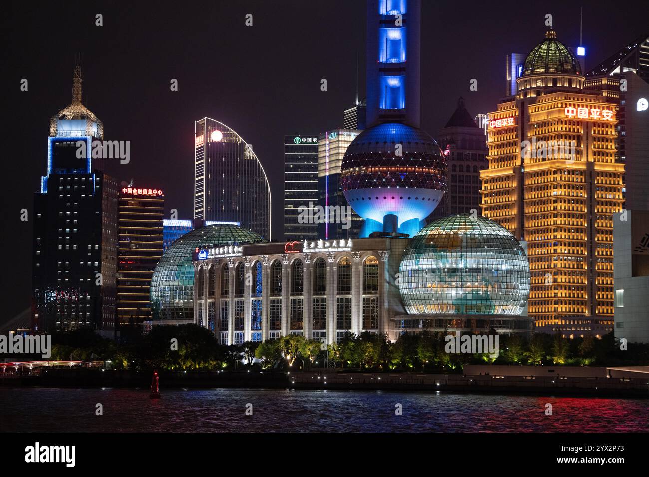 Shanghai's iconic skyline featuring the Oriental Pearl Tower at night ...