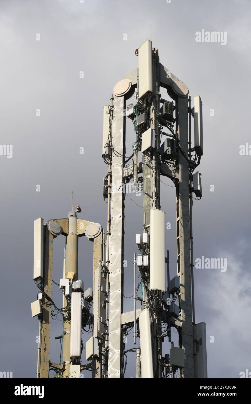 Internet towers hi-res stock photography and images - Alamy