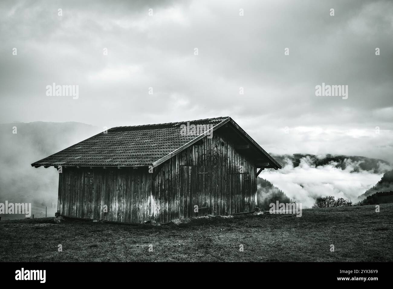 Old barn in monochrome hi-res stock photography and images - Alamy