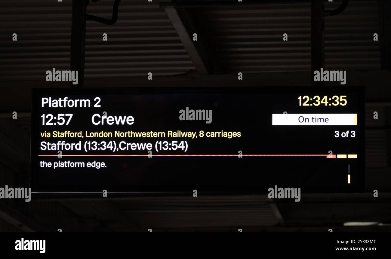 Crewe railways station hi-res stock photography and images - Alamy