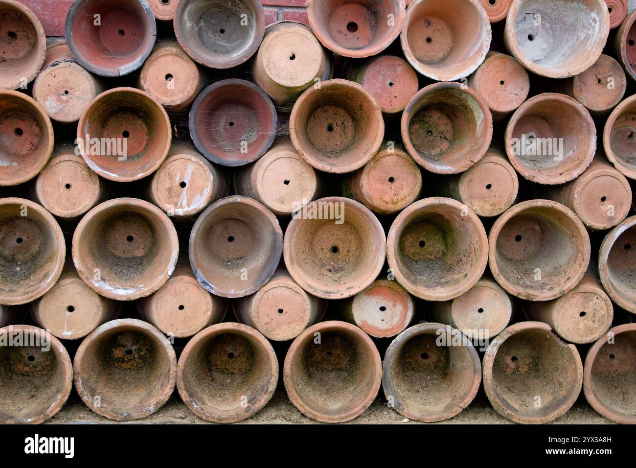 Old flower pots stacked hi-res stock photography and images - Alamy