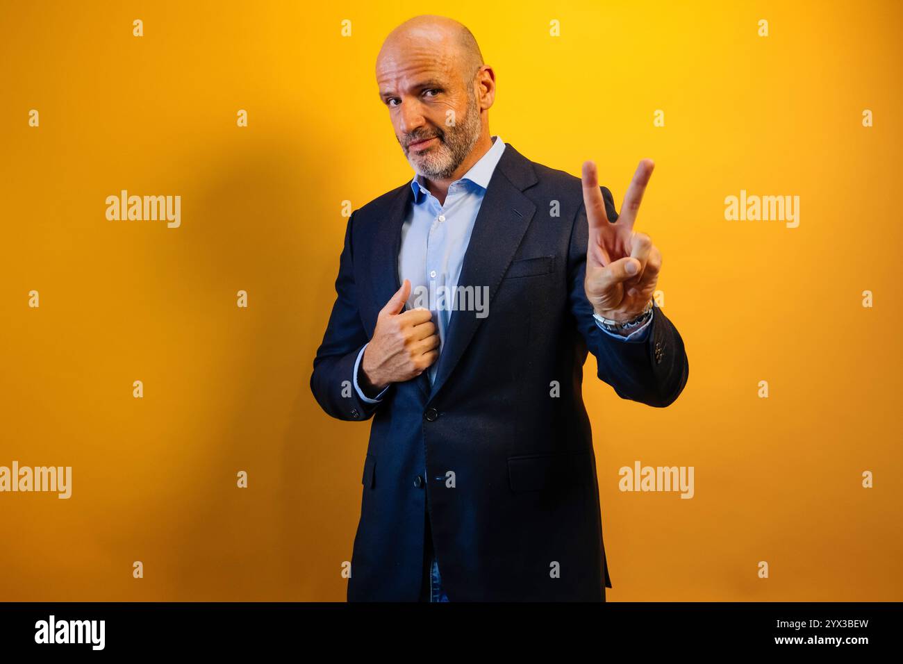 Man making peace sign hi-res stock photography and images - Alamy