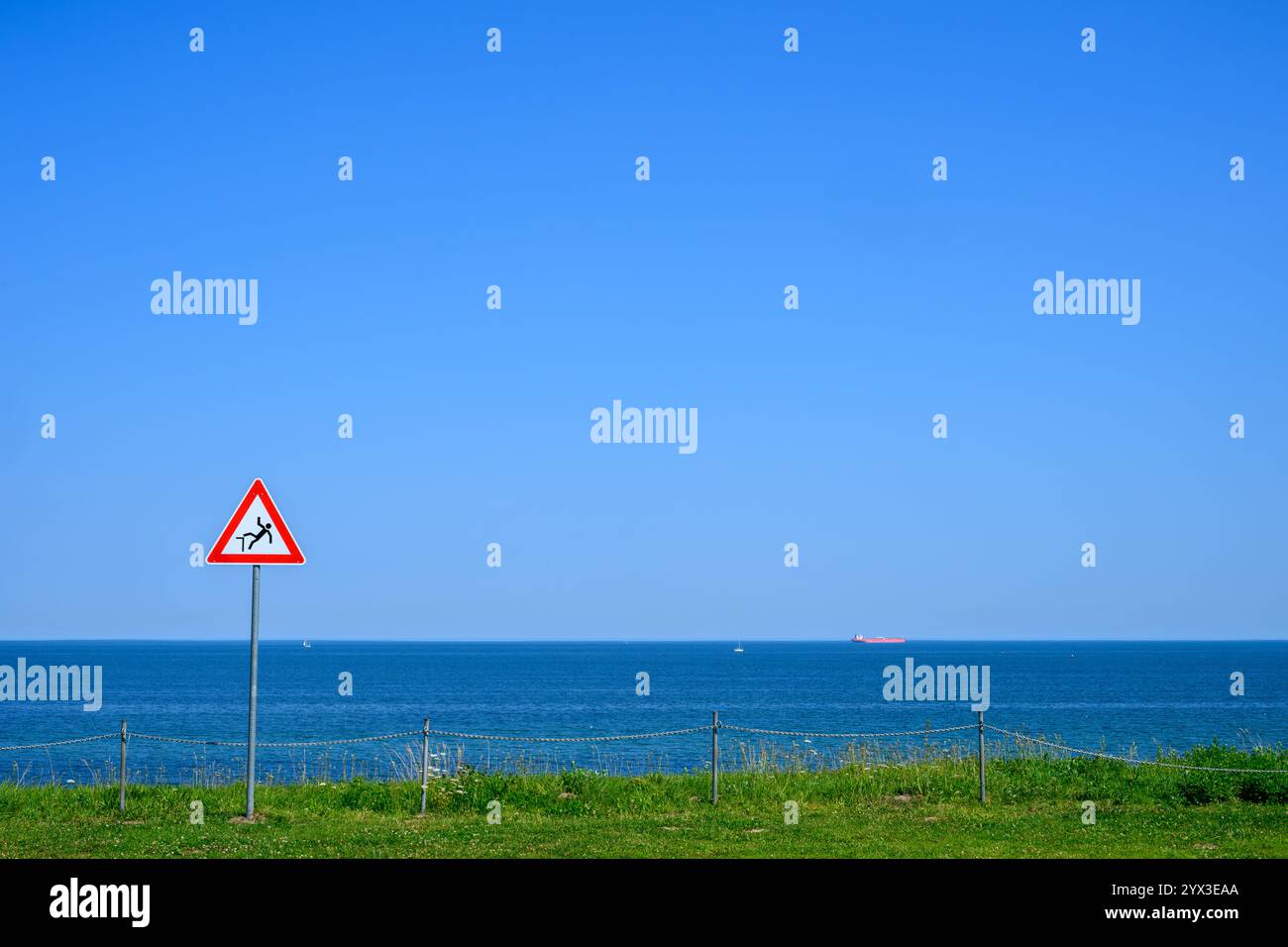 Warning sign caution beware cliff hi-res stock photography and images ...