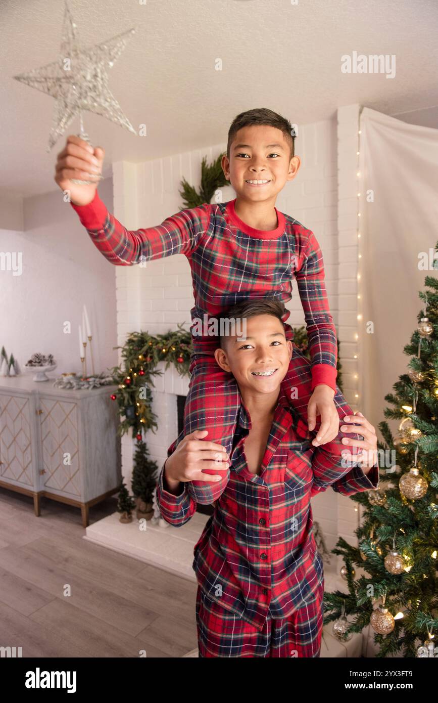 Children playing around tree hi-res stock photography and images - Alamy