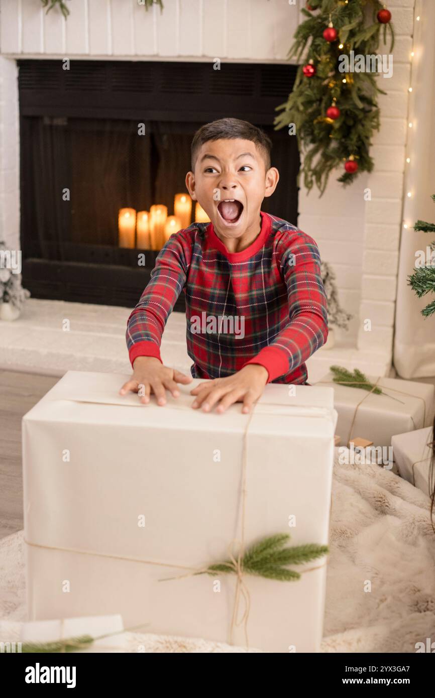 Kid opening a gift hi-res stock photography and images - Alamy