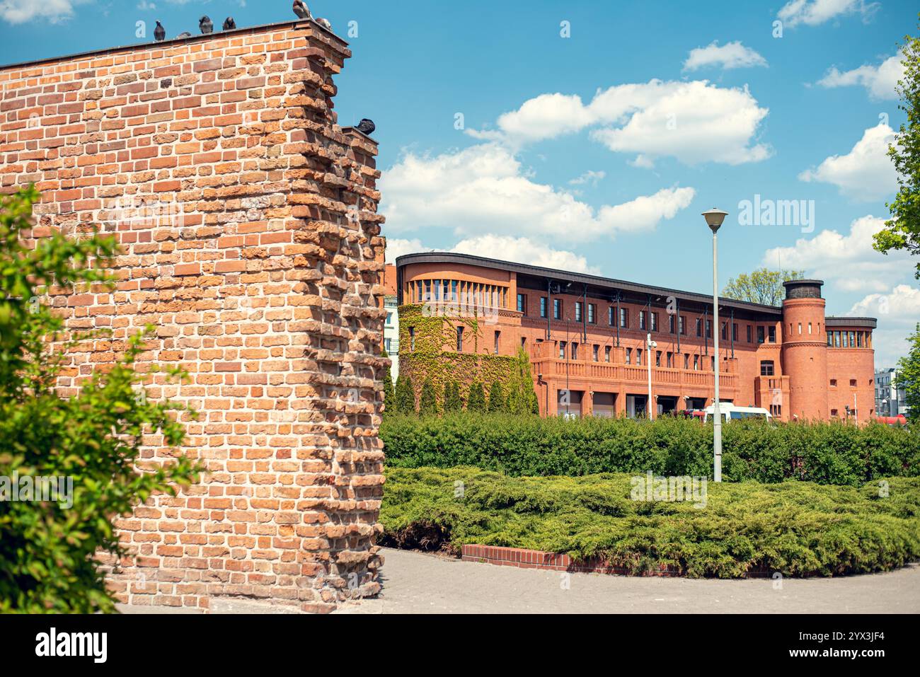 Red brick facade hi-res stock photography and images - Alamy