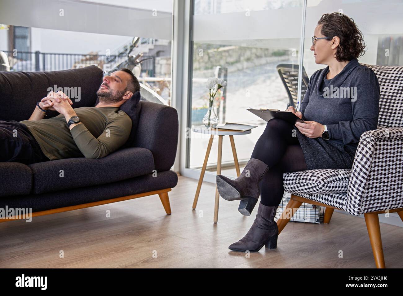 Female psychologist listening to a client in the office Stock Photo - Alamy